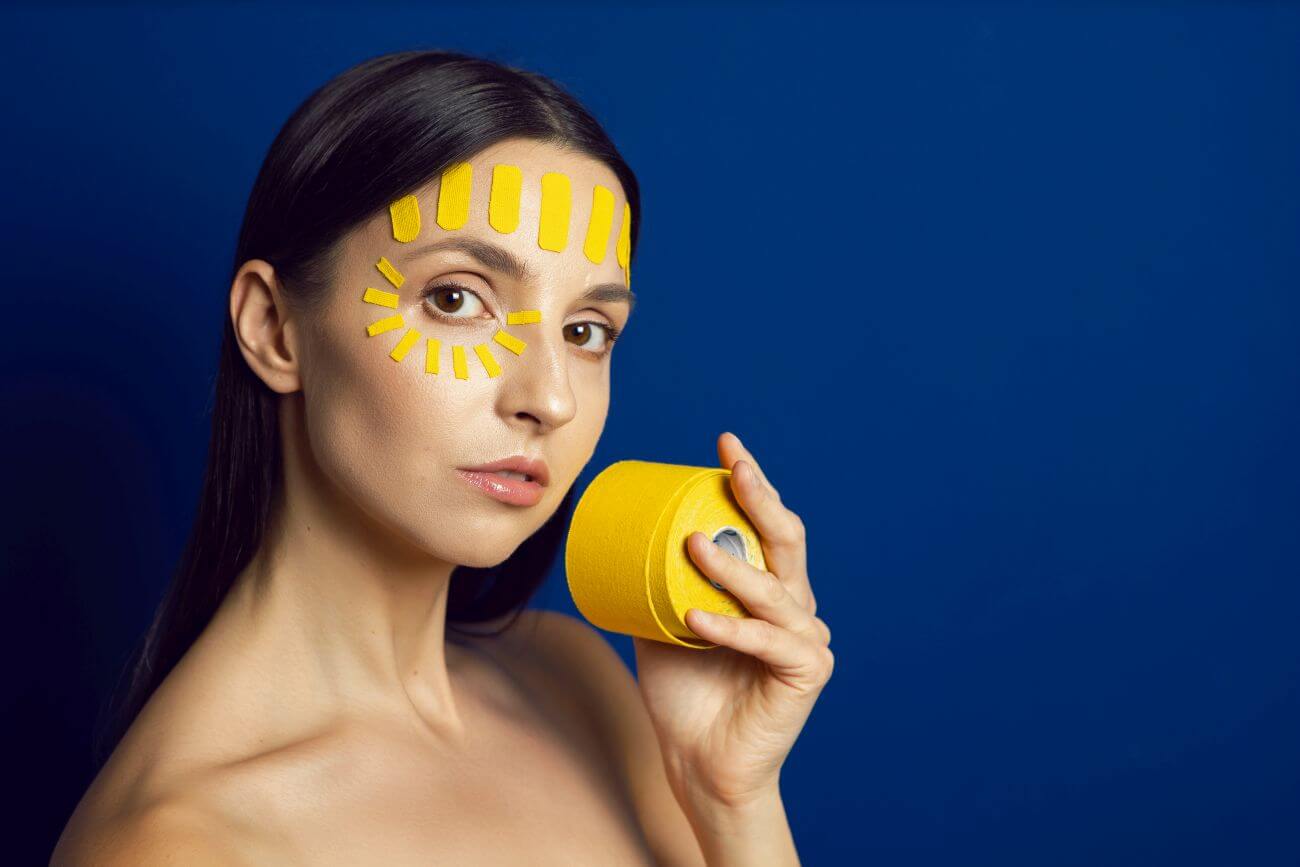 Kinesiotaping twarzy - zmarszczki a kolorowe taśmy – Estetico